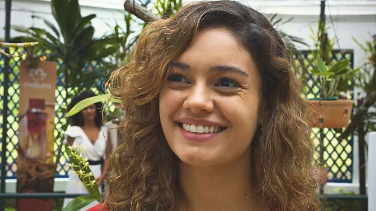 Maíra consegue liberdade, se torna perfumista famosa e termina feliz ao ...